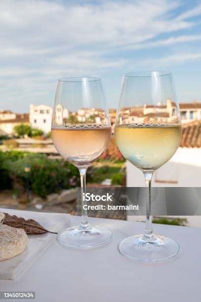 프랑스 리비에라 코트 다쥐르의 여름 프랑스 바르 그리마우드의 야외 테라스에서 코트 드 프로방스에서 차가운 장미와 화이트 와인을