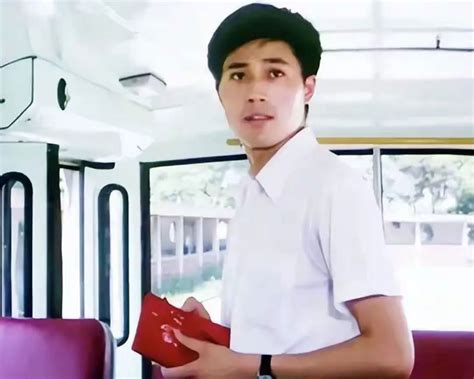 娱乐圈罕见的 干净”男演员王伟平：25岁爆红，娶初恋为妻，50岁息影，如今做外公，女儿比他红