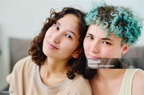 카메라를 보고 있는 티셔츠를 입은 두 명의 행복한 젊은 다문화 여자 친구의 얼굴 20 24세에 대한 스톡 사진 및 기타 이미지 20 24세 2명 Z세대 Istock