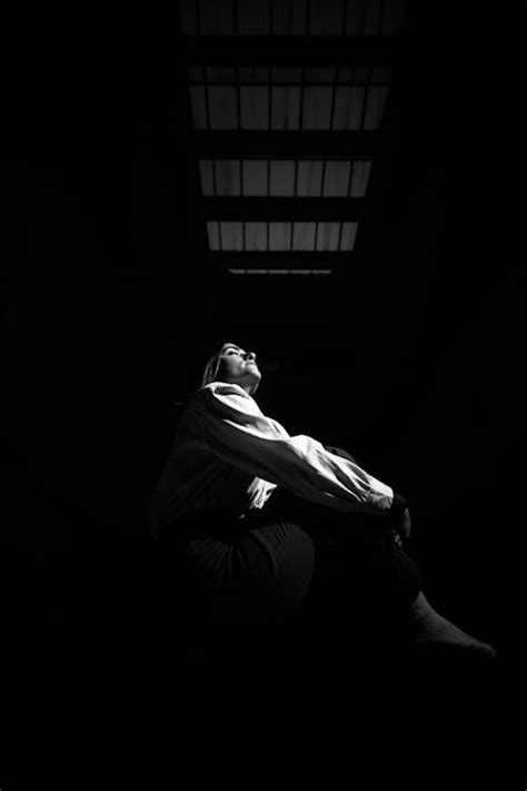 그레이스케일 남자 노숙자 도로변 머리를 숙이다 블랙 앤 화이트 빈곤 사람 수직 쐈어 앉아 있는에 관한 무료 스톡 사진