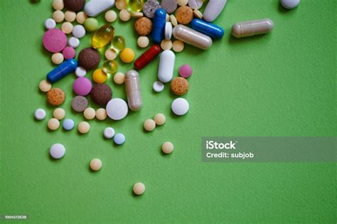 제약의 약 알 약 정제 및 캡슐 및 병 녹색 배경에 여러 마약과 각종 마약 물질입니다 텍스트에 대 한 공간을 복사 합니다