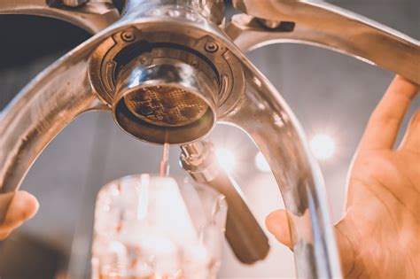 전문 바리스타 만들기 뜨거운 음료 에스프레소 블랙 커피 에 빈티지 나무 테이블 느린 바 에 카페 아침에 유리 컵에 카페인을 양조