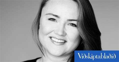 Hring Eftir Hring Af Mönnum Og Plasti