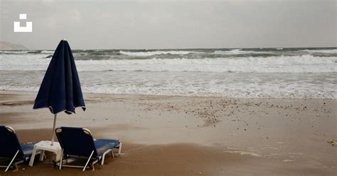 낮 동안 해변에 파란색과 흰색 접이식 의자 사진 Unsplash의 무료 그리스 이미지