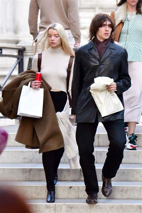 Anya Taylor Joy And Malcolm Mcrae Out In Venice Personagens Estilo