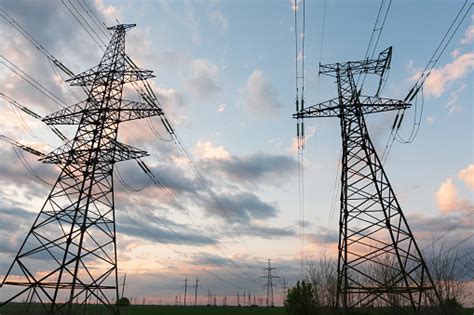 저녁 전기 전송 철탑의 실루엣 발전소에서 도시로의 전력 전송 강철에 대한 스톡 사진 및 기타 이미지 강철 권위 금속 Istock