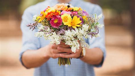 ভালোবাসা দিবসে স্কুলছাত্রীকে ফুল দিতে গিয়ে গণপিটুনির শিকার যুবক