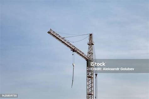 산업용 크레인의 바닥보기 건설 크레인은 푸른 하늘 배경에 대한 창조 현장에서 작업합니다 아파트 건물의 건설 및 주택 개조의 개념 텍스트 공간 복사 0명에 대한 스톡 사진 및