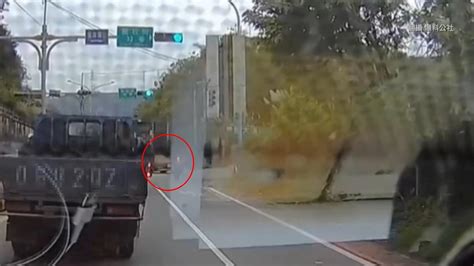 死亡瞬間！黃牌重機撞小黃 22歲女騎士翻2圈慘死