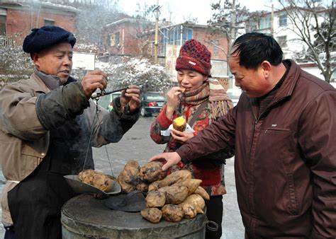 摆摊卖烤红薯挣钱吗？卖烤红薯赚不赚钱可从以下几点进行说明加盟星百度招商加盟服务平台