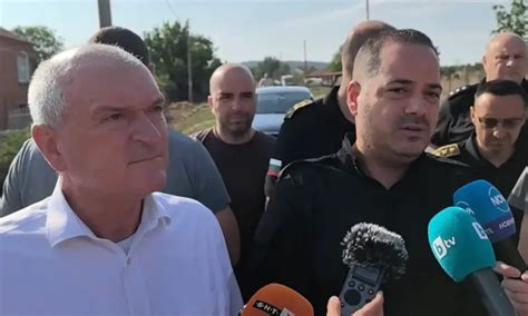 Главчев и Калин Стоянов пътуват към Беклемето заради голям пожар на трудно достъпен терен ᐉ