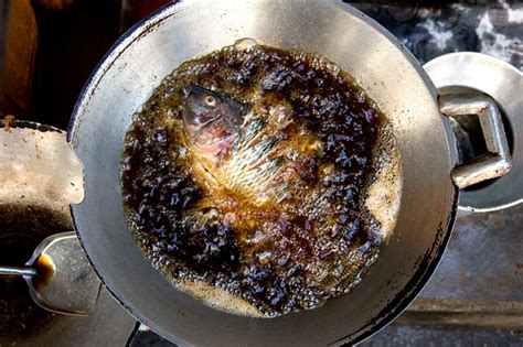 태국 방콕의 길거리 음식 가판대에서 끓는 기름을 두른 팬에 생선 0명에 대한 스톡 사진 및 기타 이미지 0명 가루로 빻은 건조한 Istock