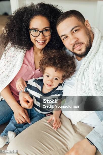 카메라를 바라보는 세 명의 가족 소파에 앉아 있는 어머니 아버지 아들 3 명에 대한 스톡 사진 및 기타 이미지 3 명 가족 귀여운 Istock
