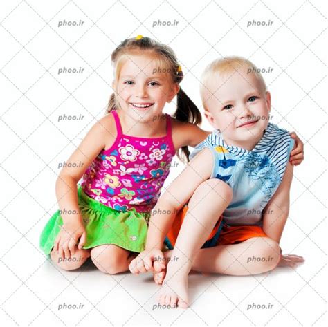 عکس با کیفیت خواهر و برادر دوست داشتنی نشسته در پس زمینه سفید عکس با