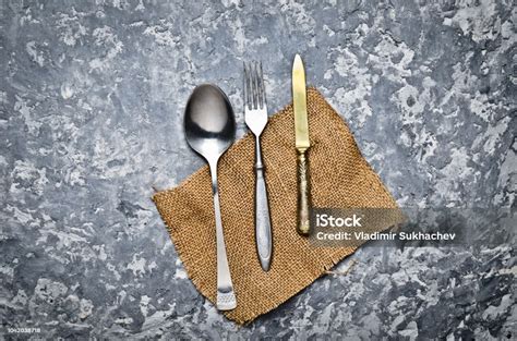 숟가락 포크 나이프 회색 콘크리트 테이블 냅킨 거짓말에 고 대 최고의 볼 수 있습니다 0명에 대한 스톡 사진 및 기타 이미지 Istock
