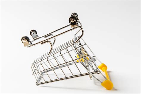 검은 바퀴와 핸들 흰색 배경에 고립에 노란색 플라스틱 요소 쇼핑 슈퍼마켓 식료품 거꾸로 푸시 카트 닫습니다 쇼핑의 개념입니다 광고에 대 한 공간을 복사 Publicity