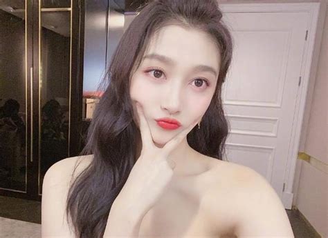 關曉彤化妝後在家曬自拍，有誰注意後面的箱子？真不愧是鹿晗女友 壹讀