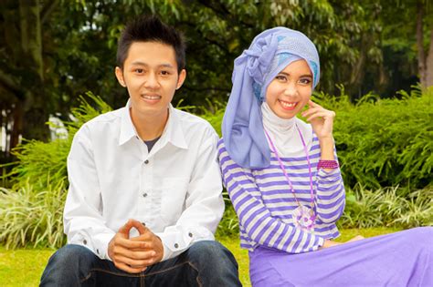 아시아판 이슬람교도 커플입니다 미소 얼굴 행복함 부과하는 2015년에 대한 스톡 사진 및 기타 이미지 2015년 공원 다중 색상 Istock