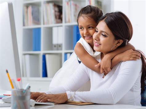 பெற்றோர்களே உங்க குழந்தைகிட்ட பீரியட்ஸ் பத்தியும் பாதுகாப்பான செக்ஸ்