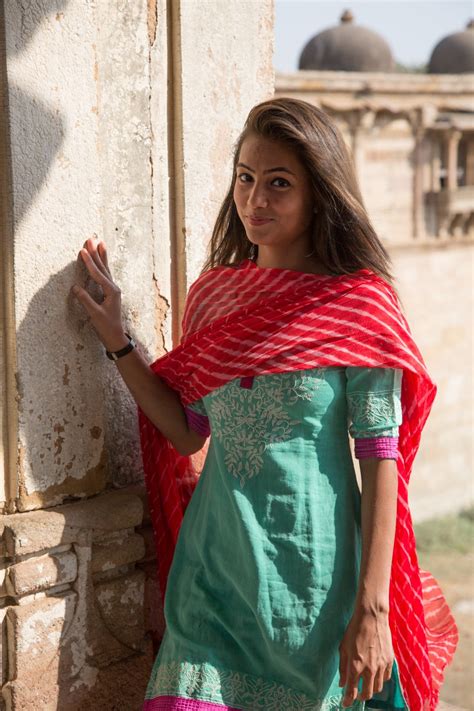 무료 이미지 손 사람들 여자 귀엽다 초상화 모델 빨간 색깔 아시아 어린이 유행 의류 레이디 웃고있는 민족의 인간의 몸 얼굴 사리 드레스