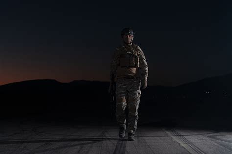 비오는 밤에 위험한 임무를 수행하는 돌격 소총 플레이트 캐리어 및 전투 헬멧을 갖춘 전투 유니폼을 입은 육군 병사 25 29세에 대한 스톡 사진 및 기타 이미지 Istock