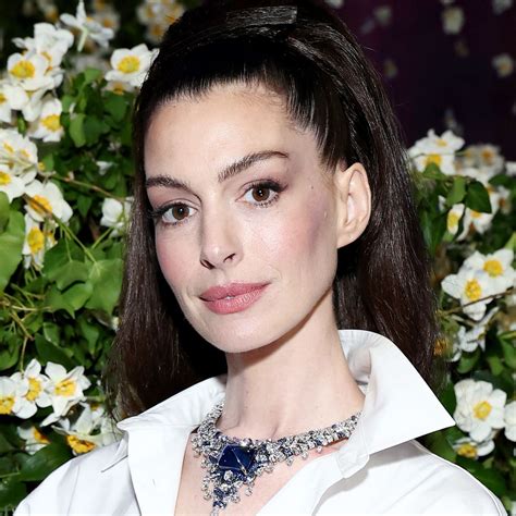 Anne Hathaway Luce Más Joven Que Nunca Esto Es Lo Que Opinan Los Expertos