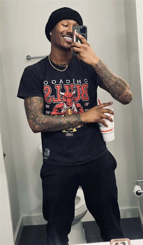 Duke Dennis Mirror Selfie Casual Look Wallpaper Background Free