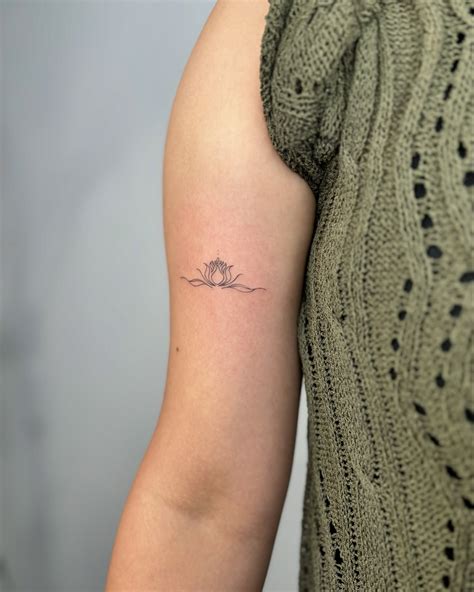 A Lotus Flower 무보정본 • 나 좀 그려줘 네가 말했다 나는 주섬주섬 종이에 꽃을 한송이 피웠다 • 피부에 연꽃 한송이를 피워드렸습니다 연꽃이 아주 잘