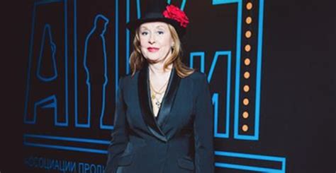 61 летняя Лариса Удовиченко показала роскошные ноги