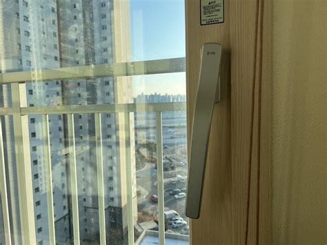 거실 베란다 샷시 오토락 손잡이 고장으로 문 안 열릴 때 문여는 법과 셀프 교체 방법