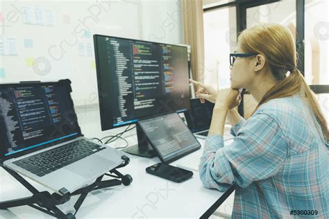 Programador Es Software De Codificación Y Programación Foto De Stock 5300309 Crushpixel