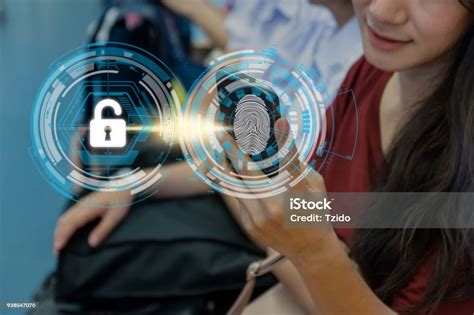 근접 촬영 여자 지문 생체 인식 인증 Bts 레일 또는 Mrt 지하철 비즈니스 기술 Sceurity 개념에 보안 잠금을 해제에 대 한 검색 아이에 대한 스톡 사진 및 기타