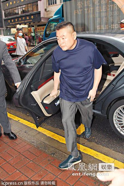香港富商刘銮雄外出用餐 8名保镖护驾20余记者追拍 高清大图 娱乐频道凤凰网