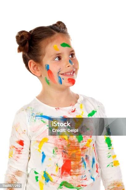 흰색 배경에 고립 된 페인트로 가득 찬 손과 얼굴을 가진 펜시브 소녀 공예에 대한 스톡 사진 및 기타 이미지 공예 교육 노랑 Istock