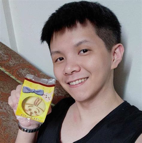 陳守恩 Chris Chen 今天， 我二十一歲了 過往的每年生日我都給自己一個小小的期許， 希望明年生日的時候， 自己就可以真正的邁向成功的道路， 不必再擔驚受怕 但每隔年的同一時刻