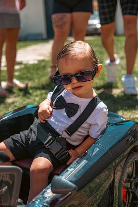 집 밖의 가족 귀여운 나비 넥타이 낮 노는 시간 레저 맑은 날 멋진 아이 사랑스러운 선글라스 세련된 아이