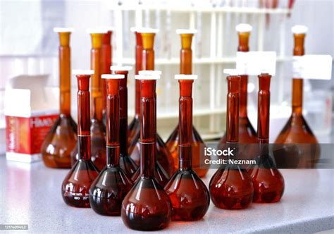 실험실에서 화학 실험을 수행 화학 시약과 컬러 플라스크 과학자의 손에 많은 유리 의료 플라스크 아름다운 색 시약 솔루션 노란색과