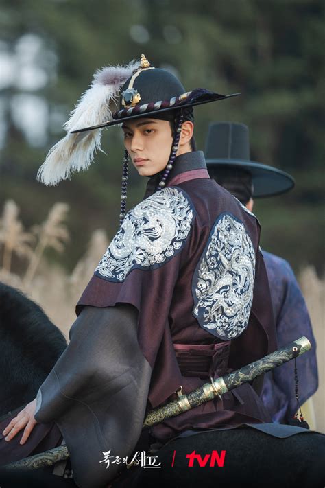 Lee Chae Min Transforms Into A Charismatic Yet Tyrannical King In Bon