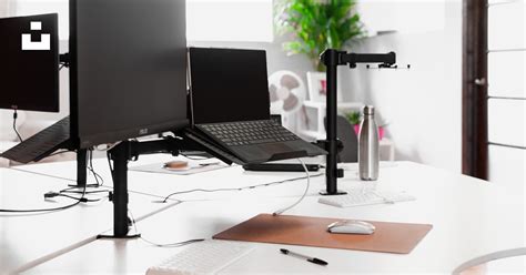 노트북 모니터 진공 플라스크를 흰색 테이블에 올려놓으세요 사진 Unsplash의 무료 사업 이미지