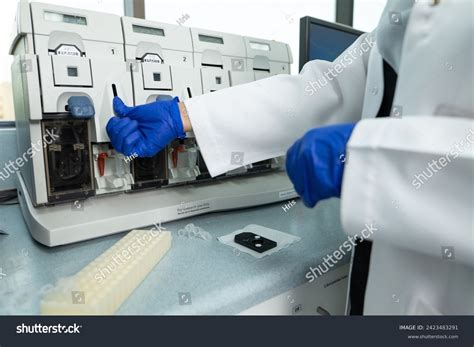 Lab Technologist Uses Flow Cytometry Equipment库存照片 Shutterstock