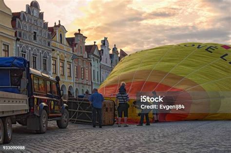 Telc 도시의 주요 광장에서 비행에 대 한 뜨거운 공기 풍선 준비 합니다 풍선 공기에 의해 작성 됩니다 일출과 하늘입니다 Unesco 조직된 단체에 대한 스톡 사진 및