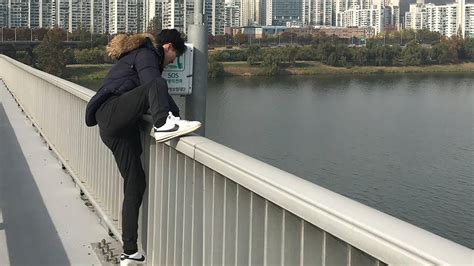 다리에서 자살 하려는 사람을 본다면 사회실험 실험카메라 Youtube