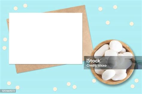 흰색 조약돌 그릇공예 갈색 봉투에 수평 엽서의 모형 보호 소박한 장식 플랫 평지 이미지 또는 텍스트에 대한 복사 공간으로 모의 Indigenous에 대한 스톡 사진 및 기타