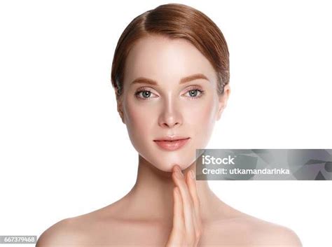 손으로 초상화 아름다움 여자 얼굴입니다 완벽 한 신선한 깨끗 한 피부 색상 보라색 입술 레드 아름 다운 모델 소녀 건강한 생활방식에 대한 스톡 사진 및 기타 이미지 Istock