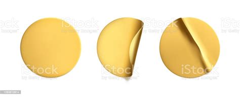 껍질을 벗기는 코너 모의 세트가 있는 골드 라운드 구겨진 스티커 흰색 배경에 주름 효과가있는 접착제 황금 호일 또는 플라스틱 스티커 라벨 빈 템플릿 레이블 태그입니다 3d