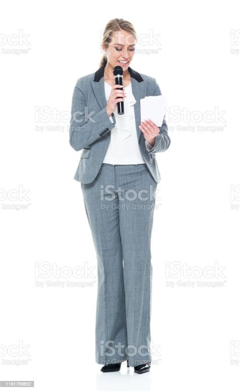 2029세 성인 미모 여성 사업가 사업가 공개 연사 서 있는 1인 전체 길이 전면 보기 는 웃고 있는 양복 행복 쾌활 한 연설 말하기 발표 20 29세에 대한 스톡 사진 및