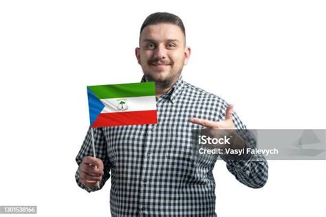 적도 기니의 깃발을 들고 흰색 남자와 흰색 배경에 고립 된 플래그에 다른 손의 손가락을 가리킵니다 가리키기에 대한 스톡 사진 및 기타 이미지 Istock