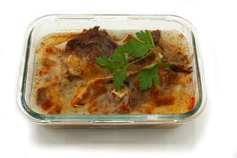 전통적인 루마니아 수제 돼지 고기 트로터 젤리 요리는 Piftie라고합니다 파프리카와 신선한 파슬리를 곁들인 돼지고기로 만든 젤리 돼지고기 아스픽 0명에 대한 스톡 사진 및