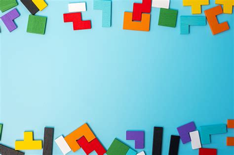 파란색 배경에 화려한 나무 퍼즐 조각 복사 공간이기하학적 모양 블록 논리적 사고 수수께끼 솔루션 합리적 전략 세계 논리의 날 및 교육의 개념 여가활동 게임에 대한 스톡 사진