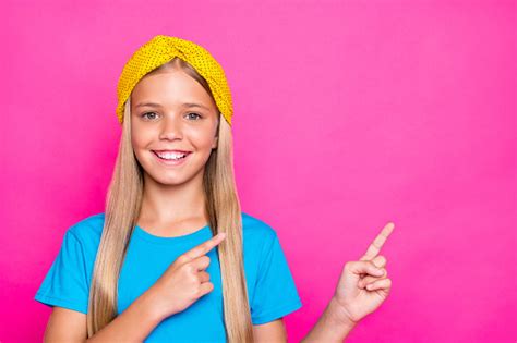 포지티브 아이 포인트 집게 손가락 카피스페이스의 초상화 추천 뉴스 광고는 자홍색 배경 위에 고립 된 밝은 색상 노란색 머리띠를 착용 T 셔츠에 대한 스톡 사진 및 기타